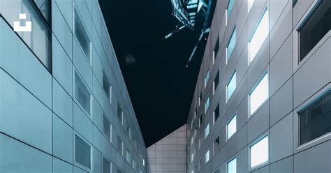 벽에 흰색 타일이있는 길고 좁은 복도 사진 Unsplash의 무료 파리 이미지