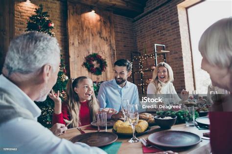 현대 산업 로프트 벽돌 나무 스타일의 인테리어 장식 집 실내에서 좋은 매력적인 쾌활한 쾌활한 기쁜 전체 가족 세대 모임 12 월