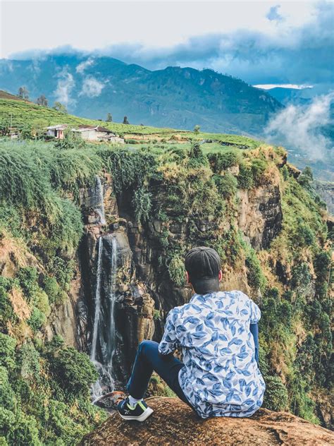 චිත්‍ර කතා වල අපි මවපු ඒ ලස්සන ලෝකය තමා මේ ️🌻🕊