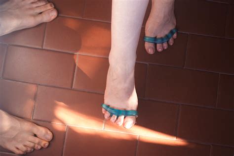 페디큐어와 페인트 또는 파일 발톱을 발가락을 분리 하기 위하여 실리콘 발가락 분리기 젊은 여자 발가락에 대한 스톡 사진 및 기타 이미지 Istock