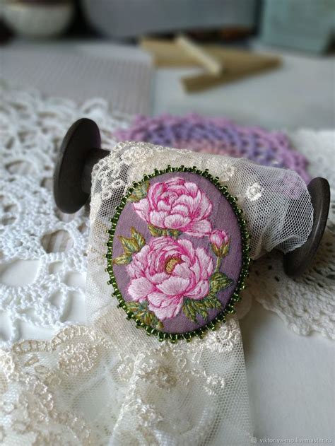 Брошь Пионы вышитая гладью шёлком в интернет магазине на Ярмарке Мастеров Брошь булавка