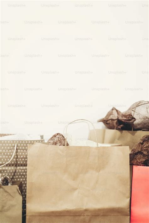 쇼핑 크리스마스 쇼핑 개념 텍스트를 위한 공간 큰 판매 흰 벽을 배경으로 선물을 가진 많은 갈색 종이 봉지 블랙