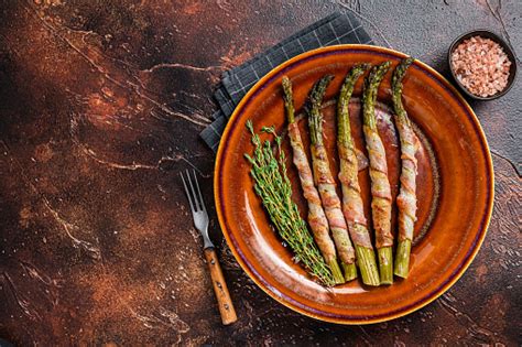 접시에 베이컨으로 감싼 구운 녹색 아스파라거스 어두운 배경 맨 위 보기입니다 복사 공간 0명에 대한 스톡 사진 및 기타 이미지 Istock