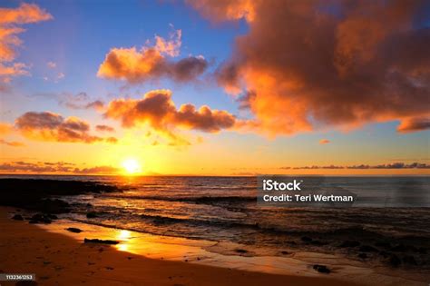 일출 2 월 25 2019 오아후 모래 해변에 있는 하이 선 몰로카이 섬에서 멀리 떨어진 곳에 있습니다 다양 한 경내 모래 해변