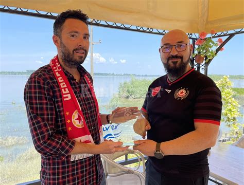 Скъп подарък от ЦСКА с посвещение от Димитър Пенев за кметицата на Козлодуй Konkurent Bg