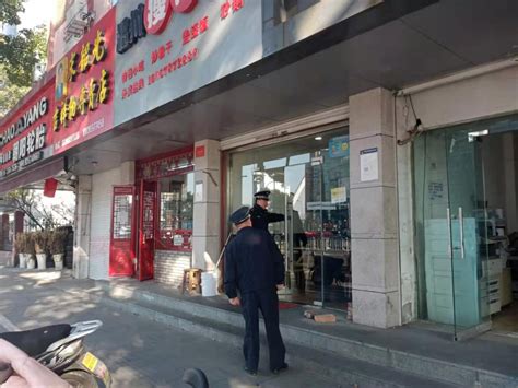 东胜中队开展背街小巷综合整治