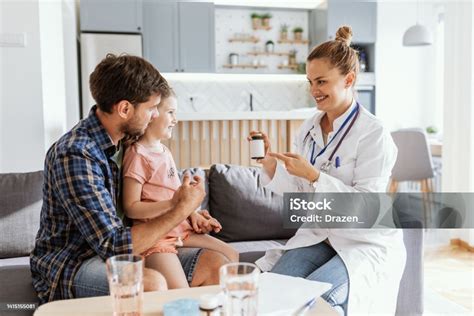 집에서 아픈 어린 소녀를 방문하는 의사 청진기와 스크럽 검사에서 소녀의 건강을 검사하는 여성 의사 25 29세에 대한 스톡 사진 및 기타 이미지 Istock