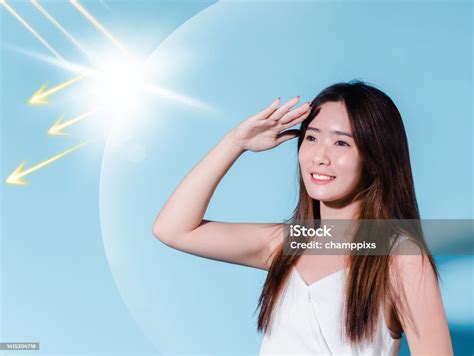 아시아 뷰티 여성 태양 보호 Uv 또는 자외선 차단제 파란색 배경에 태양 블록 18 19세에 대한 스톡 사진 및 기타 이미지 18 19세 건강한 생활방식 낮 Istock