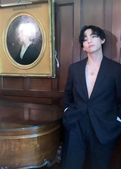 방탄소년단 뷔 재킷만 걸친 채 가슴 노출에 핫팬츠까지美친 분위기