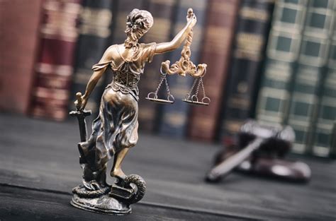 백그라운드에서 정의의 저울 Justitia 레이디 판사 망치 정의와 법률 책 개념에 대한 스톡 사진 및 기타 이미지 개념