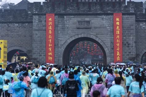 2024成都双遗马拉松今日开跑，都江堰水利人与3万名跑友共赴十年之约界面新闻