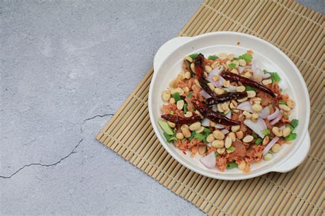 태국 매운 사워 발효 돼지 고기 샐러드 얌 내엠 건강하고 저탄수화물 식사 태국 레스토랑의 유명한 길거리 음식 메뉴 0명에 대한 스톡 사진 및 기타 이미지 Istock