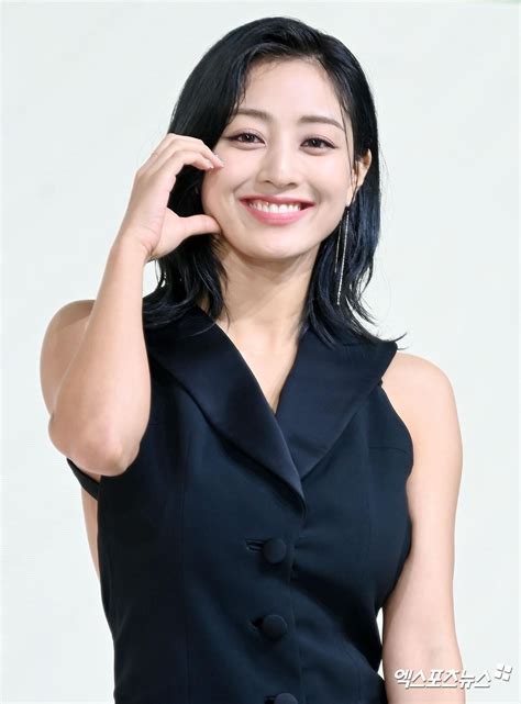 Jihyo R Jihyo