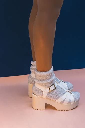 파스텔 클래식 블루와 핑크 배경에 흰색 여름 신발을 입고 실버 양말에 여성 다리 패셔너블 한 세트 Brutalism에 대한 스톡 사진 및 기타 이미지 Istock