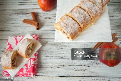 사과 계피 클로즈업 및 복사 공간이있는 사과 슈트루델 추수 감사절 식사 개념입니다 사과 파이에 아이싱 슈가를 잘라 내고 통합니다