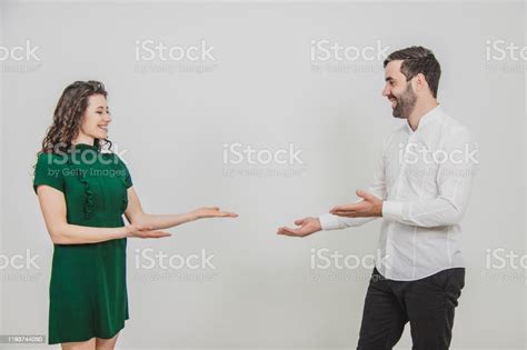 비즈니스 파트너 남자와 여자는 자신감과 얼굴에 기쁨으로 고객에게 프로젝트를 제시합니다 2명에 대한 스톡 사진 및 기타 이미지 2명 갈색 머리 겨냥 Istock