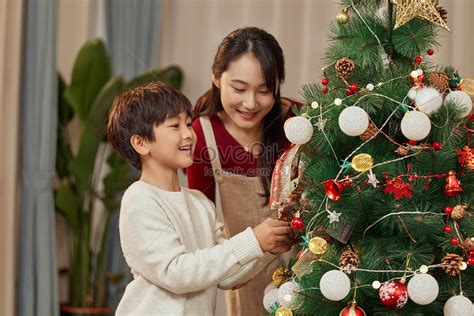 크리스마스 트리를 장식하는 행복한 아이들 사진 무료 다운로드 Lovepik