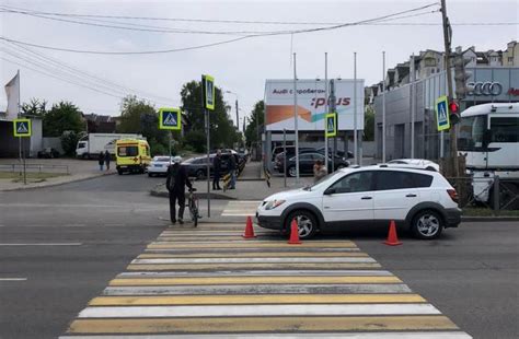 Девушка на Понтиаке внаглую наехала на двух пешеходов в Калининграде