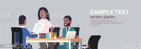 기업인 비즈니스 개발 기간 동안 계약을 논의 아프리카계 미국인 동료 공동 투자 문서 협상 개념으로 작업 평면 수평 복사 공간 초상화 개발에 대한 스톡 벡터 아트 및 기타