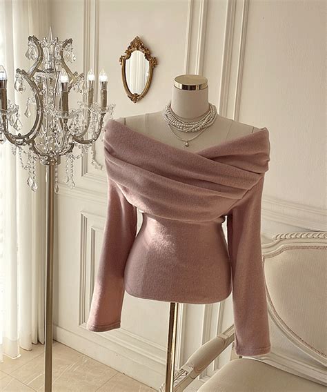 우아한 슬림핏~핏예쁨~ 아만느 오프숄더 니트티 결혼식 하객룩 데이트룩 파티룩 오피스룩 브라이덜샤워 셀프웨딩 웨딩촬영 셔링티 셔링니트 오프숄더니트 랩니트 랩셔링티