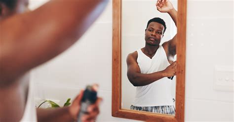 거울 화장품 및 남자는 겨드랑이 위생 상쾌한 향기 및 땀 조절을 위한 데오도란트 스프레이를 사용합니다 반사 흑인 및 몸단장 루틴 집에서 체취 깨끗한 향기 및 자기 관리 20