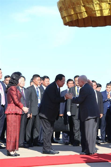 ព្រះករុណាព្រះមហាក្សត្រ និងសម្ដេចព្រះមហាក្សត្រី ហ្លួងម៉ែ