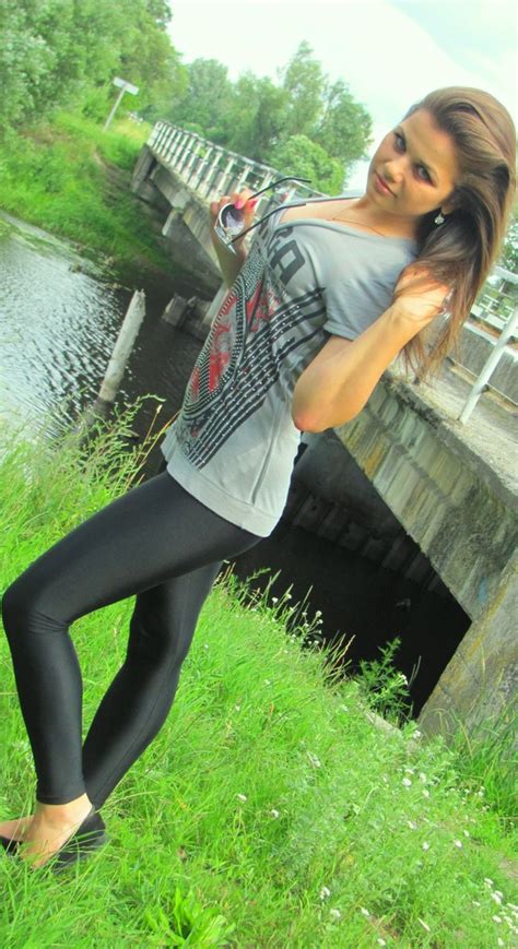 Девчонка в черных леггинсах Фото девушек в колготках мини юбках и купальниках стильные