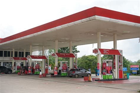 주유소의 상황으로 인해 많은 자동차 오토바이 및 트럭이 연료를 보급하기 위해 줄을 섰습니다 휘발유 또는 주유소라고도 하는 주유소 페르타미나 주유소 Pertalite