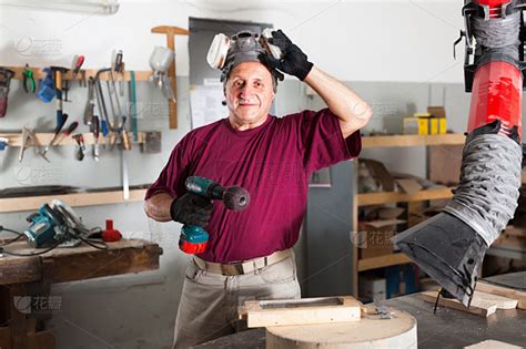 男工人在打磨工业上的木制细节