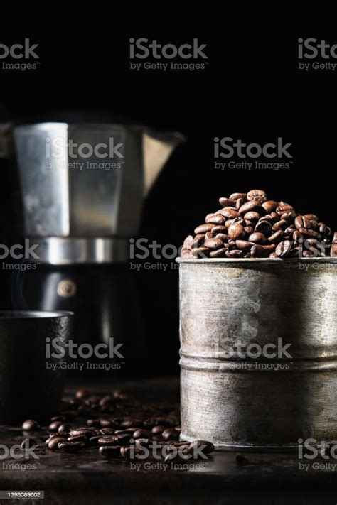금속 빈티지 머그잔에 향기로운 커피 원두 커피 포트와 백그라운드의 테이블 위의 커피 한 잔 커피 만들기의 아이디어 곡초류에 대한 스톡 사진 및 기타 이미지 Istock