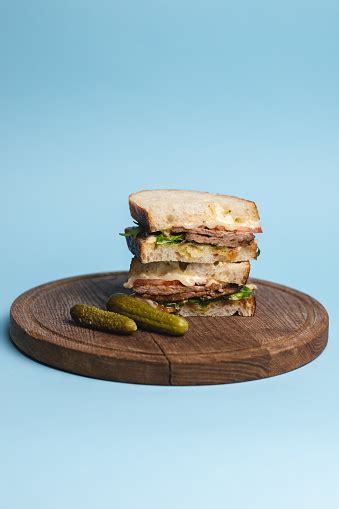 파란색 배경에 고기 야채 채소 조각이 있는 식욕을 돋우는 샌드위치 건강한 생활방식에 대한 스톡 사진 및 기타 이미지 건강한 생활방식 건강한 식생활 고기 Istock