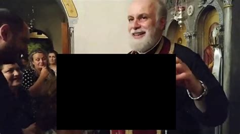 Θαύμα Παιδάκι με πρόβλημα όρασης βλέπει με τον Τίμιο Σταυρό Youtube