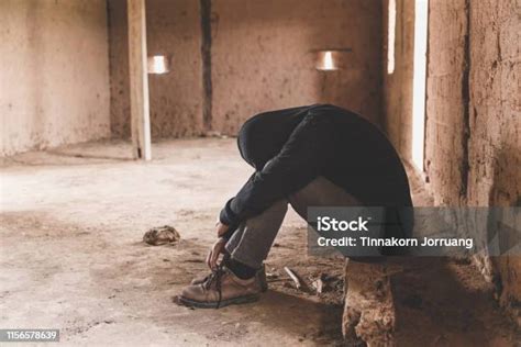 압박과 희망 슬픈 표정 슬픈 감정 절망 슬픔 속에서 일하는 스트레스와 우울한 남자의 실루엣 검은색에 대한 스톡 사진 및 기타 이미지 Istock