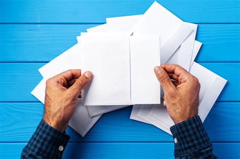 비즈니스 서신 문자와 모형 봉투를 들고 남자의 손의 상단 보기 공간을 복사합니다 갈색에 대한 스톡 사진 및 기타 이미지 갈색 개념 공란 Istock