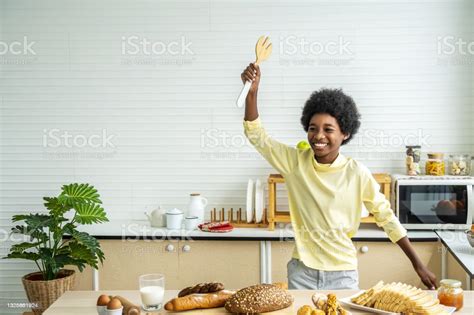 아프리카계 미국인 행복한 소년은 집에서 행복한 가족이 음식 즐거움 라이프 스타일을 요리하기 위해 부엌에서 식기에 나무 숟가락과 빵을 보관했습니다 부엌에 대한 스톡 사진 및