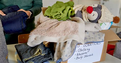 자연 재해로 고통받는 어린이를위한 물품으로 가득 찬 상자 인도적 지원 담요에 대한 스톡 사진 및 기타 이미지 담요 자선 및 구제 사업 2명 Istock