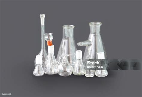 유리 볼륨 플라스크 에렌마이어 플라스크 실험실 플라나스카실험실 작업에 사용 화학 물질의 혼합 붓기 및 저장 0명에 대한 스톡 사진 및 기타 이미지 Istock