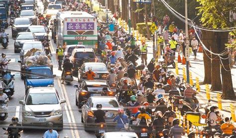 開學日家長禁入校 攀牆目送小一生 中時新聞網 Line Today