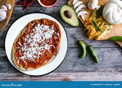 Memela Mexicana Hecha De Tortilla Con Queso Con Salsa Roja Y Cebolla