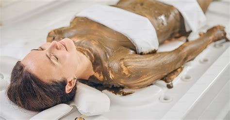 스파 캡슐에서 쾌적한 피부 치료 절차를 받는 동안 눈을 감고 휴식을 취하는 평화로운 여성 사진 Unsplash의 스킨케어 이미지