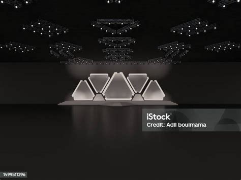 계단을 포함한 이벤트 빈 무대 정면도 조명이 있는 5개의 피라미드 배경 디자인 천장 스포트라이트 맞춤형 디자인 내부 홀 3d 렌더링 그림 0명에 대한 스톡 사진 및 기타