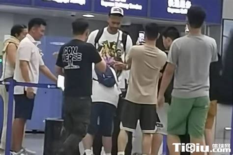 李凯尔母子已抵达上海办理手续 妥当处理后将和国家队进行会合体球网