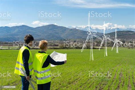 두 명의 엔지니어가 원격 위치에서 새로운 풍력 터빈을 상상합니다 스케치에 대한 스톡 사진 및 기타 이미지 스케치 풍력발전기 사람들 Istock