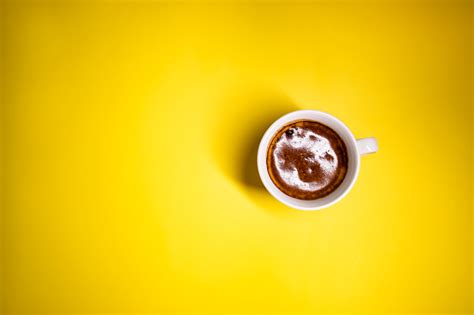 노란색 배경에 커피 한 잔 노란색 종이의 다채로운 배경에 에스프레소 커피 한 잔 위에서 높은 전망 바로 위 0명에 대한 스톡 사진 및 기타 이미지 Istock