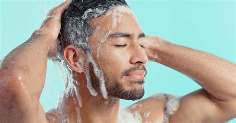 남자 손질 루틴에서 머리를 감거나 샤워 가정 아침 자기 관리 또는 건강한 욕실 웰빙 확대 축소 얼굴 또는 샴푸 비누 파란색
