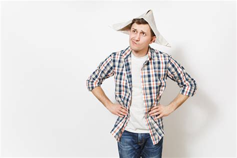 영 캐주얼 의류와 신문 모자 흰색 배경에 고립에서 잘생긴 남자를 염려 한다 재건축 아파트 룸 액세서리입니다 수리 가정 개념입니다 광고에 대 한 공간을 복사 합니다 Diy에