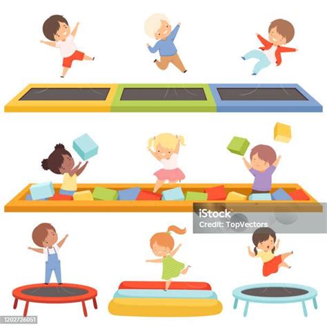 귀여운 작은 소년과 소녀 트램폴린에 수신 거부 부드러운 큐브 컬렉션 행복한 아이 트램 폴린과 놀이터에서 재미 활동적인 어린이