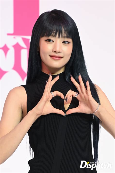 현장포토 구멍난 가슴에 민니 섹시 손하트 디스패치 뉴스는 팩트다