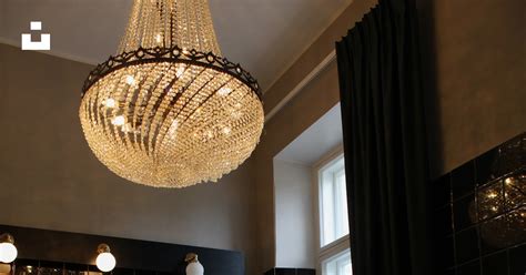 창문 근처의 흰색 세라믹 싱크대 사진 Unsplash의 무료 실내 이미지