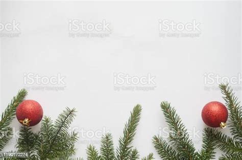 องค์ประกอบคริสต์มาสหรือปีใหม่ มุมมองด้านบนลูกบอลสีแดงสองลูกและกิ่งไม้คริสต์มาสบนพื้นหล ภาพสต็อก